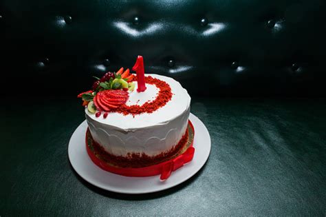 갈색 배경에 번호 하나로 불타는 촛불을 가진 생일 초콜릿 케이크 0명에 대한 스톡 사진 및 기타 이미지 0명 공휴일