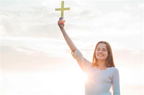 아름다운 일몰 동안 손에 십자가를 들고 십대 소녀 신앙 영성 및 종교를 위한 기도 개념으로 접힌 손 개념에 대한 스톡 사진 및 기타 이미지 Istock