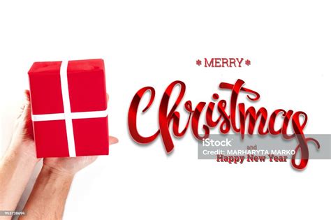손에 흰색 바탕에는 선물 및 비문 메리 크리스마스와 새 해 복 많이 들고 크리스마스 카드 축제 배경입니다 혼합 미디어입니다 개념에 대한 스톡 사진 및 기타 이미지 Istock