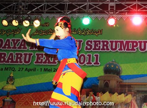 Tari Topeng Mak Yong Riau Daily Photo