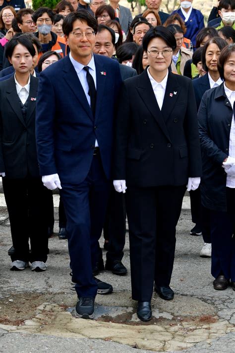 진보당 강성희 5·18 민주묘지 참배 전두환 비석도 밟아 뉴시스pic 파이낸셜뉴스