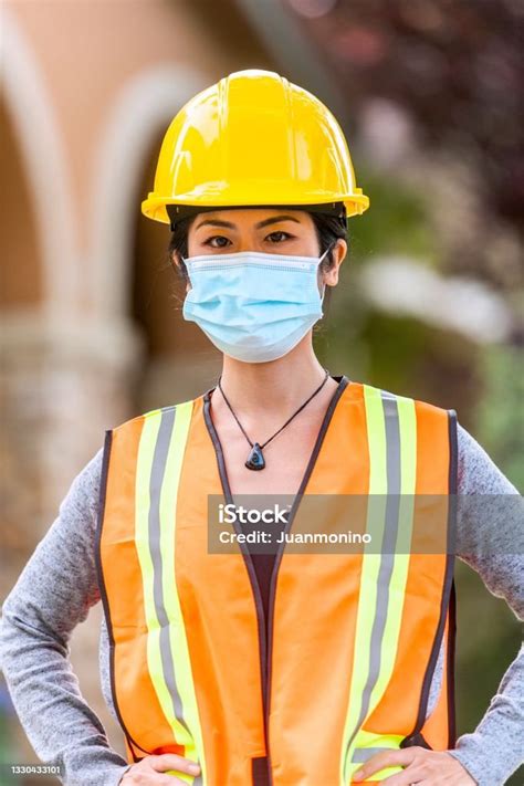 보호얼굴 마스크를 쓰고 카메라를 바라보는 작업 헬멧을 착용한 아시아 여성 건설 노동자 30 39세에 대한 스톡 사진 및 기타 이미지 30 39세 35 39세