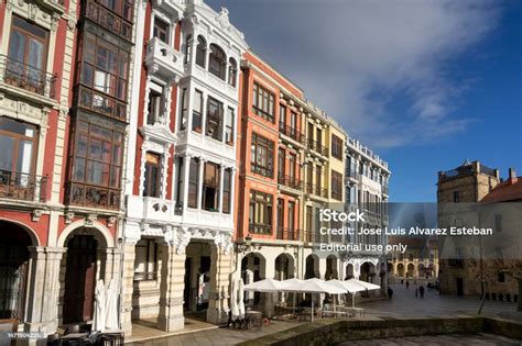 화창한 날 스페인 아스투리아스에 아케이드가 있는 역사적인 건물이 있는 아름다운 도시 아빌레스의 구시가지에 있는 아름다운 거리 0명에 대한 스톡 사진 및 기타 이미지 Istock