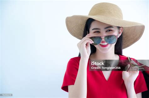 빨간 드레스 선글라스 모자를 쓰고 쇼핑백을 들고 있는 젊은 아름다운 패셔너블 아시아 여성이 웃는 얼굴로 흰색 배경 스튜디오 촬영 가방에 대한 스톡 사진 및 기타 이미지