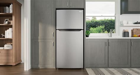 Frigidaire Ffht1835vs 30 Inch Top Freezer Refrigerator With 183 Cu Ft
