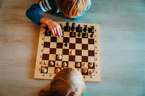 어린 소년과 소녀는 체스를 재생 아이들은 재생하고 배울 개발에 대한 스톡 사진 및 기타 이미지 개발 게임의 밤 레저 활동 경쟁 Istock