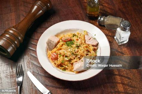 연어 소스를 곁들인 라자냐 페투치니는 이탈리아 패스트 푸드의 나무 테이블 상단보기에 고립 된 접시에 제공됩니다 0명에 대한 스톡