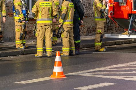 주 소방대 오래된 연립 주택에서 구조 및 소방 작업 중 거리에 서있는 소방관 아파트 화재 무거운 소방차와 도로에 원뿔 구조에 대한 스톡 사진 및 기타 이미지 Istock