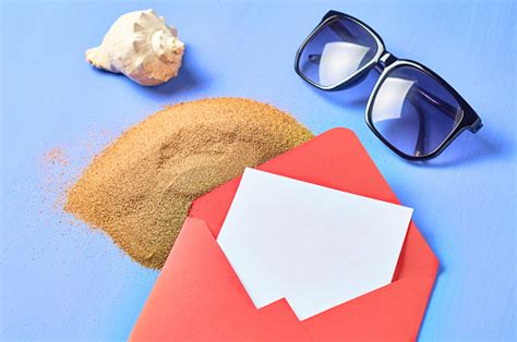 흰색 빈 시트 조개 검은 색 선글라스와 파란색 긁힌 콘크리트에 마른 모래의 힙 빨간 종이 봉투 텍스트를 위한 공간 건조한에 대한