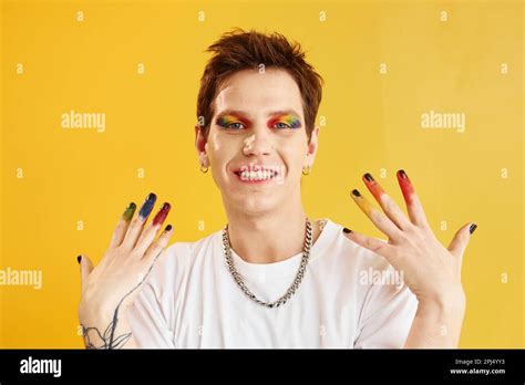 Ein Junger Schwuler Mann Steht Im Studio Und Posiert Für Eine Kamera