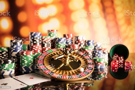 카지노 테마입니다 고대비 이미지 카지노 룰렛 포커 게임 주사위 게임 화려한 Bokeh 배경에 모든 게임 테이블 포커 칩 인쇄 술과 로고에 대 한 장소입니다 가능성에 대한