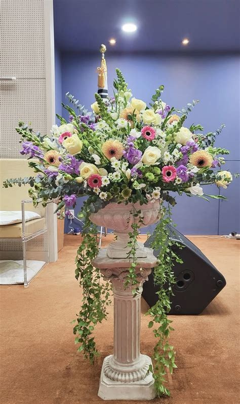 Idea Flowers에 있는 Maribel Perez님의 핀 결혼식 꽃 장식 꽃꽂이 어린이를 위한 공예