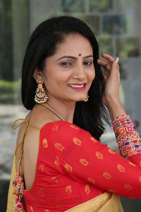 Jordar Sujatha చీరకట్టులో జోర్దార్ సుజాత సోయగాలు కళ్లతోనే వయ్యారాలు