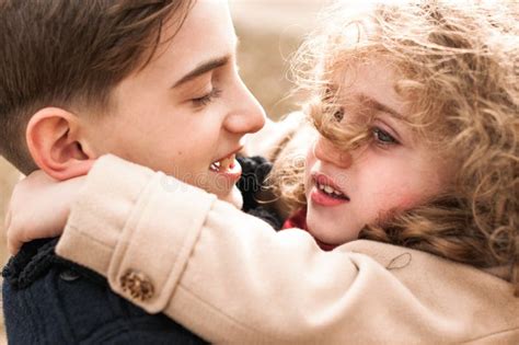 Retrato De Un Hermano Y De Una Hermana Que Se Abrazan Foto De Archivo Imagen De Bosque Pelo