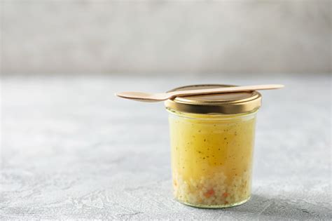 테이블 위의 유리병에 별 파스타를 곁들인 닭고기 수프 건강한 사무실 간식 Bone Broth에 대한 스톡 사진 및 기타 이미지 Bone Broth 건강한 식생활