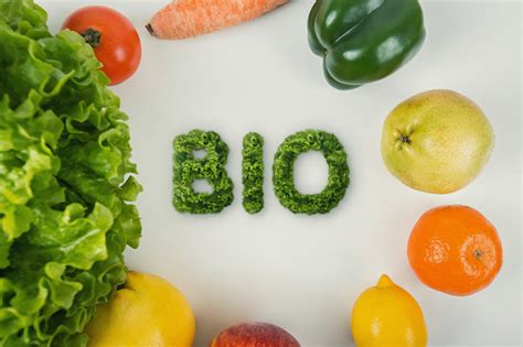 중간에 바이오 텍스트와 테이블에 건강한 음식 농장 정원에서 생산된 유기농 과일과 채소 신선한 작물의 무리 비 Gmo 비건 및 채식주의 영양 감귤에 대한 스톡 사진 및 기타