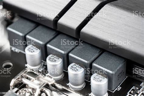 저항기 마이크로칩 및 전자 부품이 있는 회로 기판의 매크로 샷 컴퓨터 하드웨어 기술 통합 통신 프로세서 정보 엔지니어링 반도체