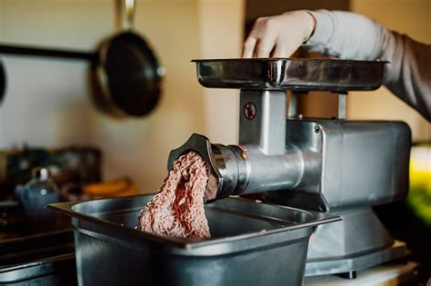 개인 소시지 생산을 위해 집에서 고기 분쇄기를 통해 고기를 넣는 남성 손 고기 분쇄기에 대한 스톡 사진 및 기타 이미지 고기