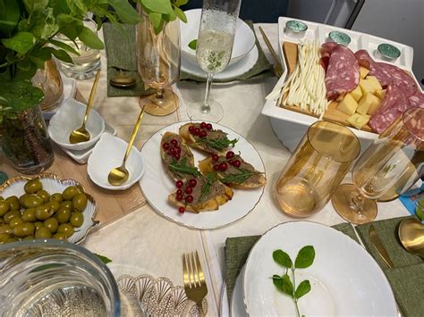 Сервированный стол с едой 85 фото