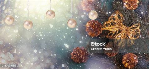 나뭇가지 황금 활 매달려 있는 공 나무 장식을 위한 원뿔과 함께 하는 크리스마스 배경 새해 겨울 휴가 컨셉 장식과 복사 공간 평면도 0명에 대한 스톡 사진 및 기타 이미지