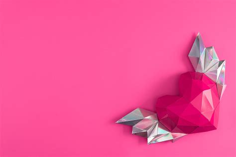 하트 날개가 있는 분홍색 색 분홍색 배경의 상단 보기입니다 복사 공간 0명에 대한 스톡 사진 및 기타 이미지 0명 3차원 형태 가리기 Istock