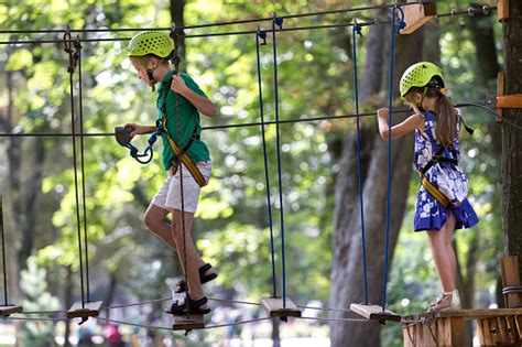 로프 길에 등반 활동에서 보호 하네스와 안전 헬멧에 두 아이 소년과 소녀 거리에 대한 스톡 사진 및 기타 이미지 거리 균형 기술 Istock