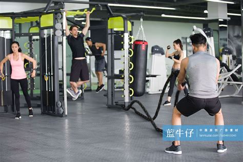 年轻人在健身房健身 蓝牛仔影像 中国原创广告影像素材