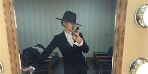 어머니의 임종 소식을 듣고도 무대에 섰다는 국민 가수 셀럽스케치