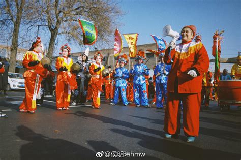 今天是蓝天遇上汾阳地秧歌真热闹呀
