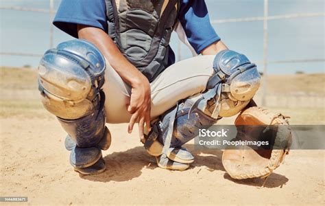 야구 스포츠 및 경기장에서 게임 경쟁 또는 이벤트 중에 사인이있는 사람의 손 자연 공원 또는 자연 환경에서 장비를 갖춘 스포츠 중 공을 기다리는 프로 운동 선수 표지판에