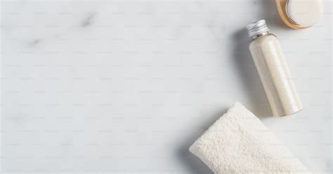 스파 천연 화장품 세트 Ubtan 얼굴 마스크 수건 및 대리석 테이블에 얼굴 청소 브러시 사진 Unsplash의 향초 이미지