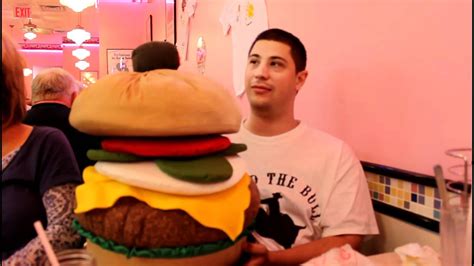 Finishing The 1 Pound Burger Challenge At Cheeburger Cheeburger Youtube