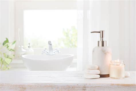 오래된 나무 테이블에 스파 향기로운 촛불 돌과 디스펜서 호텔에 대한 스톡 사진 및 기타 이미지 호텔 개수대 화장실 건축물 Istock