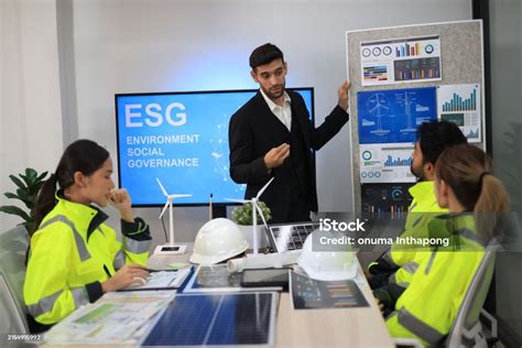 다양성 사무실 회의실 백인의 헤드 리더는 에너지 엔지니어를 위한 프레젠테이션 말하기 인포그래픽 통계 및 그래프가 있는 Tv