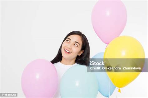 생일 축하해요 풍선 파티 흰색 배경에 고립 된 풍선과 행복한 아시아 소녀 복사 공간 아시아인에 대한 스톡 사진 및 기타 이미지 아시아인 여자 풍선 Istock
