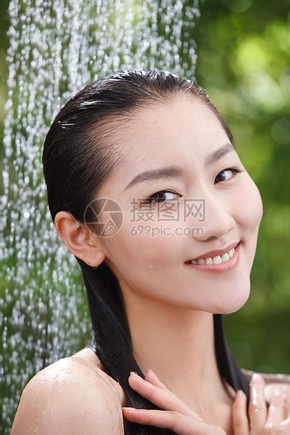 年轻女人在户外洗浴高清图片下载 正版图片507632014 摄图网