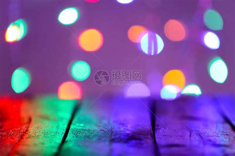 带发光灯的木桌特写视图高清图片下载 正版图片505894337 摄图网