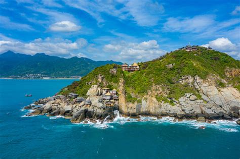 航拍海南分界洲岛崖壁民宿房间海洋海岛自然风景摄影汇图网