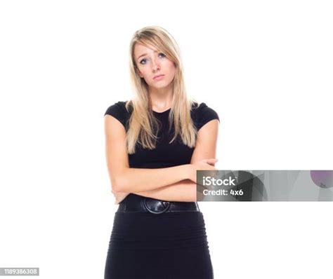 전면보기1인웨스트 업 2029세 성인 미모 금발 머리긴 머리 코 카 서 여성젊은 여성 사업가비즈니스 맨 스탠딩 비즈니스 웨어