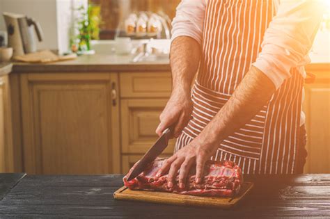 남자 가정 부엌에 있는 나무 절단 보드에 신선한 쇠고기 조각을의 삭감 가정 주방에 대한 스톡 사진 및 기타 이미지 가정 주방