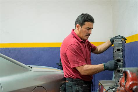 라틴계 남성 전문 자동차 정비사 작업을 시작하기 위해 자신의 도구를 준비 검사 보기에 대한 스톡 사진 및 기타 이미지 검사 보기 계량봉 기계공 Istock