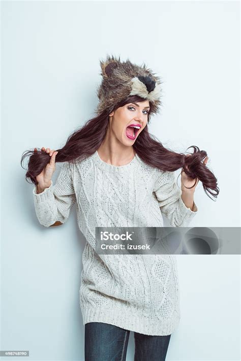 플레이풀 여자 안전띠를 베어 헤드 모피가 캡 및 겨울 의류 2015년에 대한 스톡 사진 및 기타 이미지 2015년 갈색 머리 감정 Istock