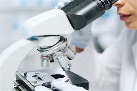 젊은 여성 바이러스학자 또는 생화학자가 실험 중 사용하는 새로운 바이러스 또는 박테리아를 연구하고 연구하기 위한 실험실 장비