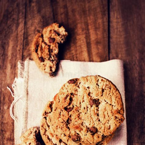 Cookies Do Chocolate No Guardanapo De Linho Branco Na Tabela De Madeira