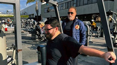 Never Been To A Gym” Arnold Schwarzenegger Pumps Up 400 Lbs Fan To