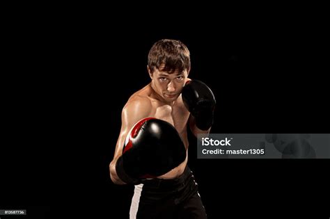 남성 복 서 펀치 백 권투를 어두운 스튜디오에서 극적인 초 초 조명 20 29세에 대한 스톡 사진 및 기타 이미지 20 29세 30 39세 개인 장식품 Istock