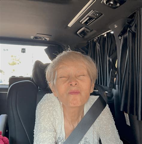 「相変わらずハンサム」研ナオコ、7歳年下イケメン夫の顔出し＆おそろコーデショットがラブラブすぎる！｜概要｜ニュース｜ピンズバnews