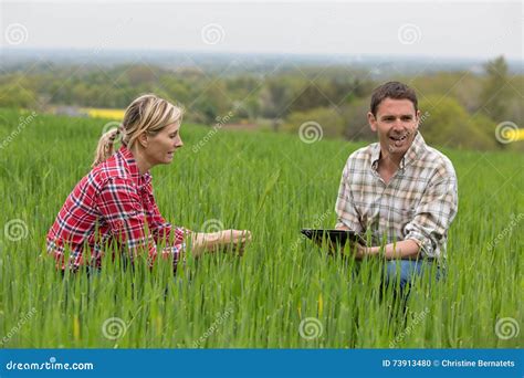 Granjero De Sexo Femenino Que Trabaja En Granja Foto De Archivo Imagen De Examinar Travieso