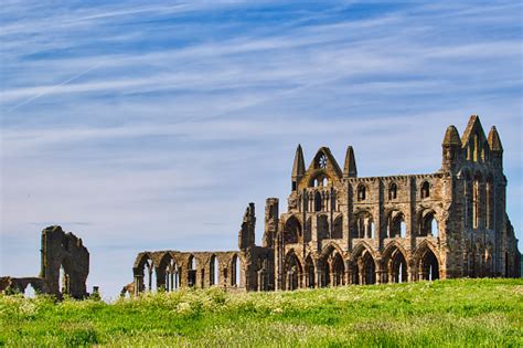 노스 요크셔 휘트 비 에있는 폐허가 된 고딕 양식의 수도원 0명에 대한 스톡 사진 및 기타 이미지 Istock