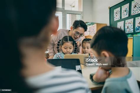 행복한 아시아 남자 교사와 교실에서 대화형 디지털 태블릿 수업을 보고 있는 학생들 교사 교육 관련 직업에 대한 스톡 사진 및 기타 이미지 교사 교육 관련 직업 아이